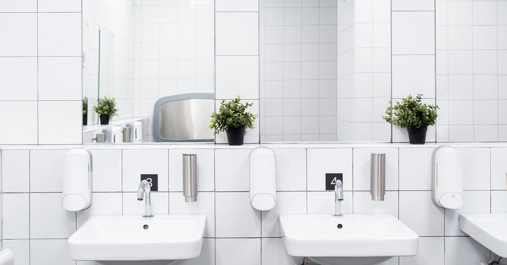 5 Mirror Design Ideas for a Commercial Restroom